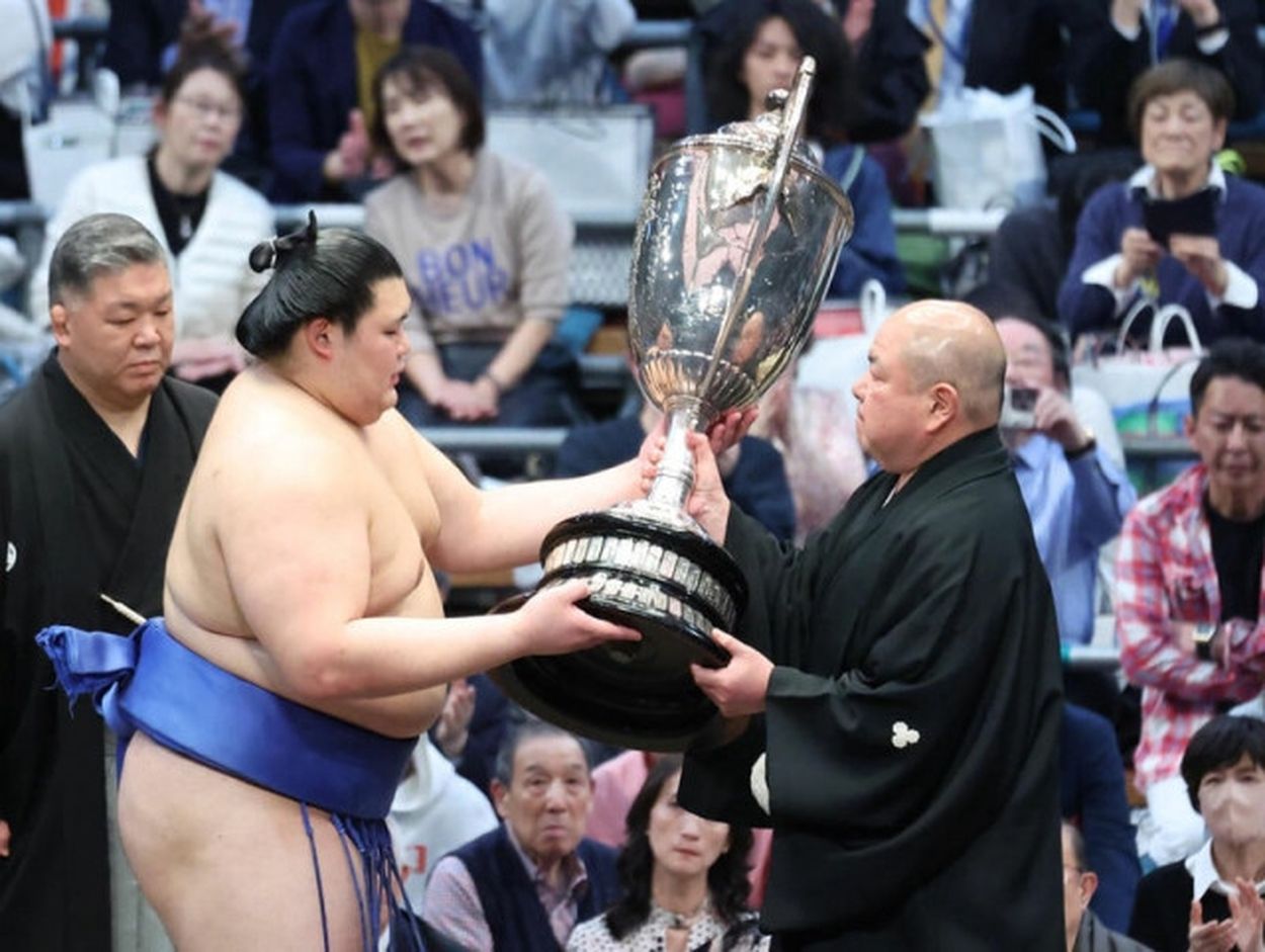 A new star is born: Yes! Onosato Becomes Sumo's 75th Yokozuna - Sumo Tours