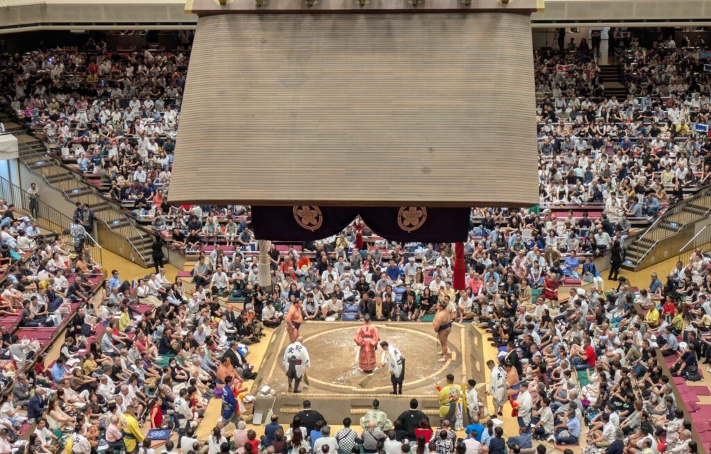 Onosato beats Hoshoryu in the 2025 Autumn Grand Sumo Tournament at ...